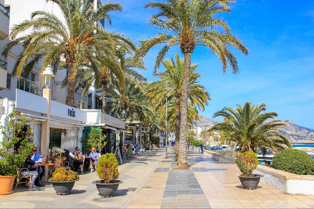 Altea, el encanto español que atrae a turistas por su parecido con una ...